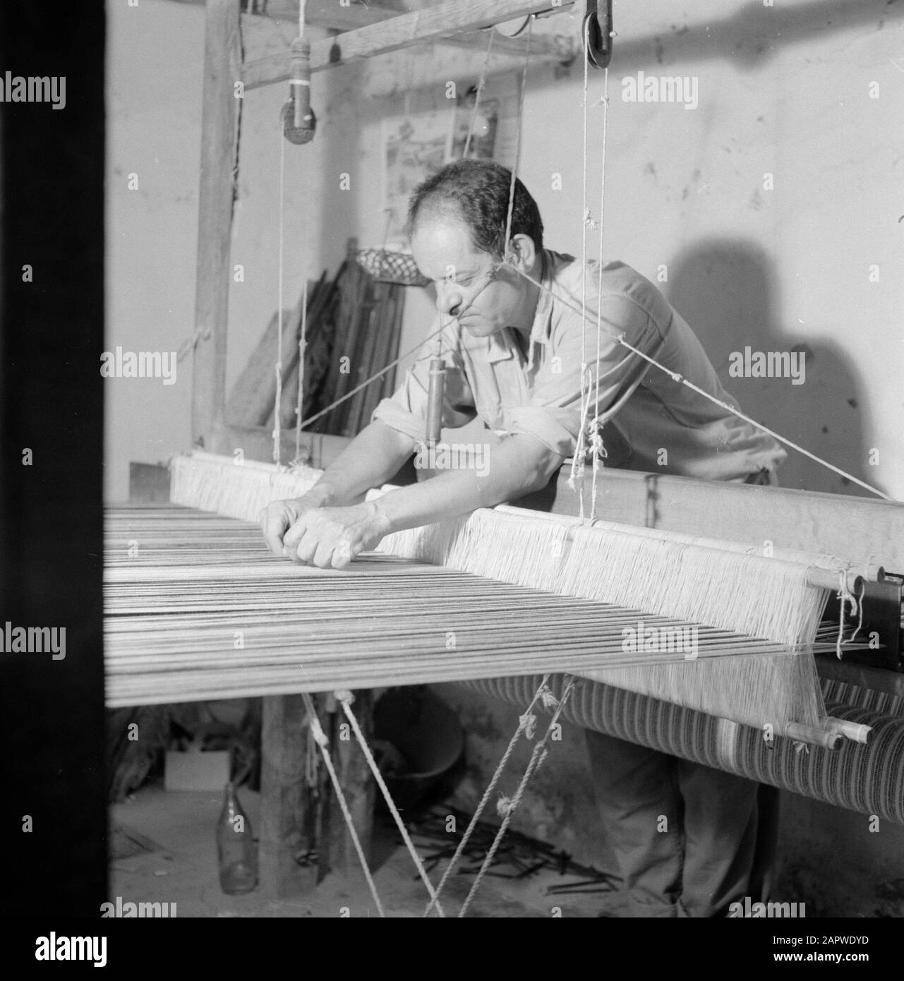 Man weaving loom hi-res stock photography and images - Alamy