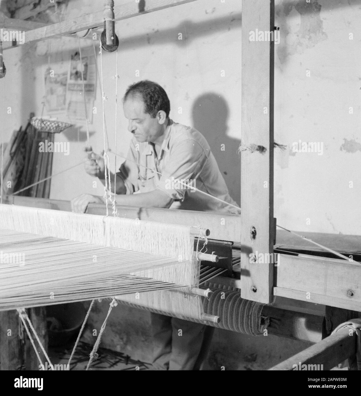 Man weaving loom hi-res stock photography and images - Alamy
