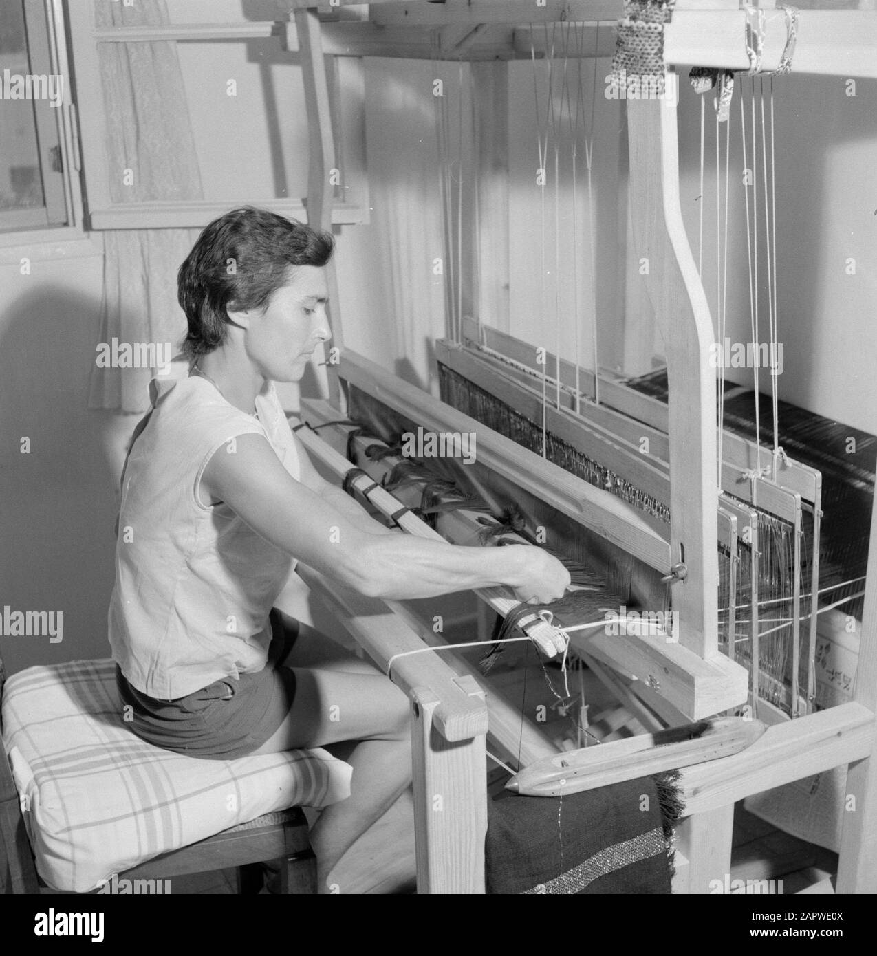 Man weaving loom hi-res stock photography and images - Alamy