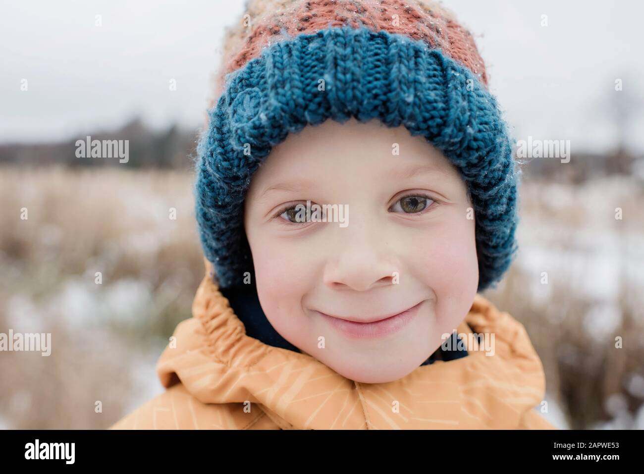Boy outside and smiling hi-res stock photography and images - Alamy