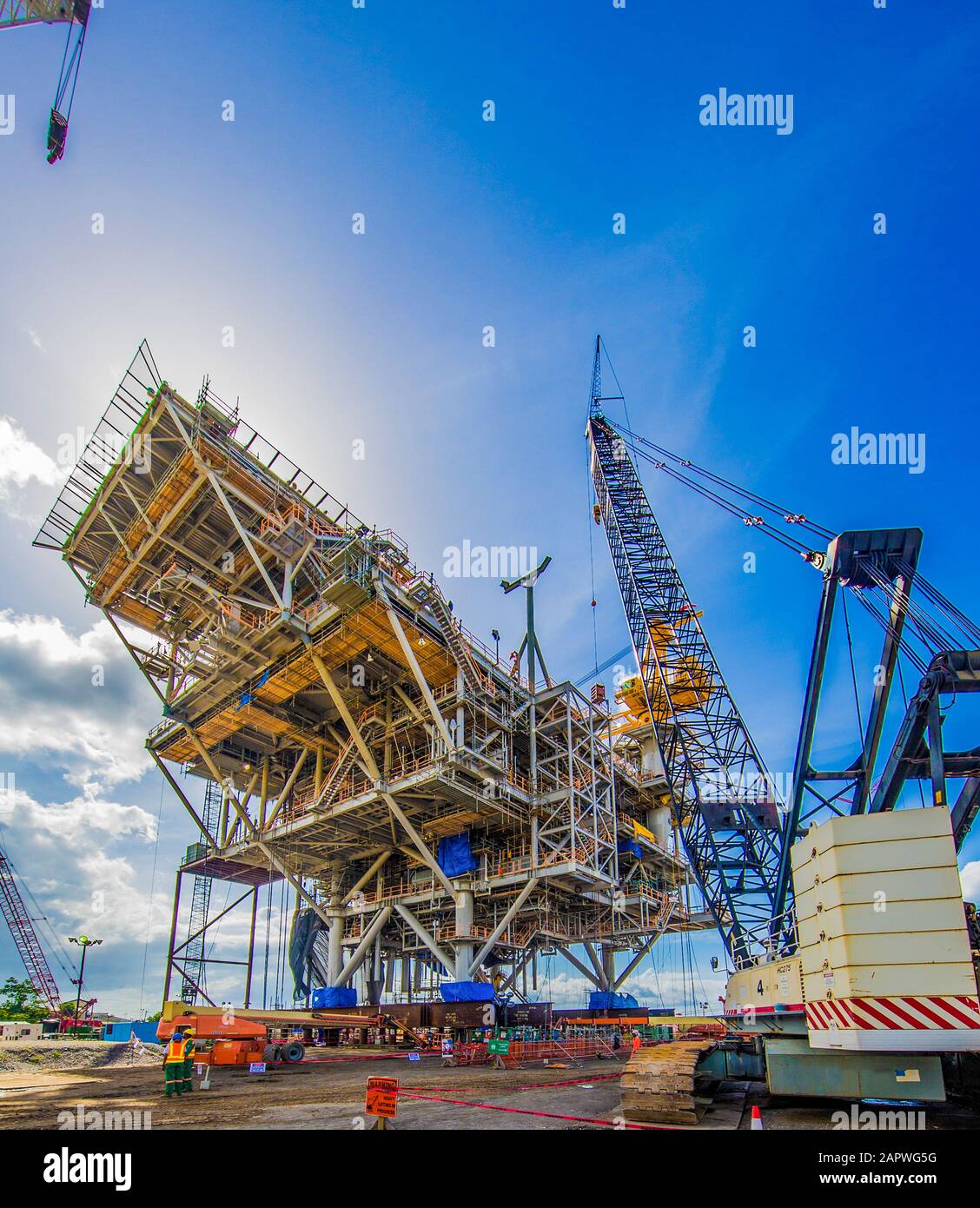 Offshore energy production platform construction Stock Photo - Alamy