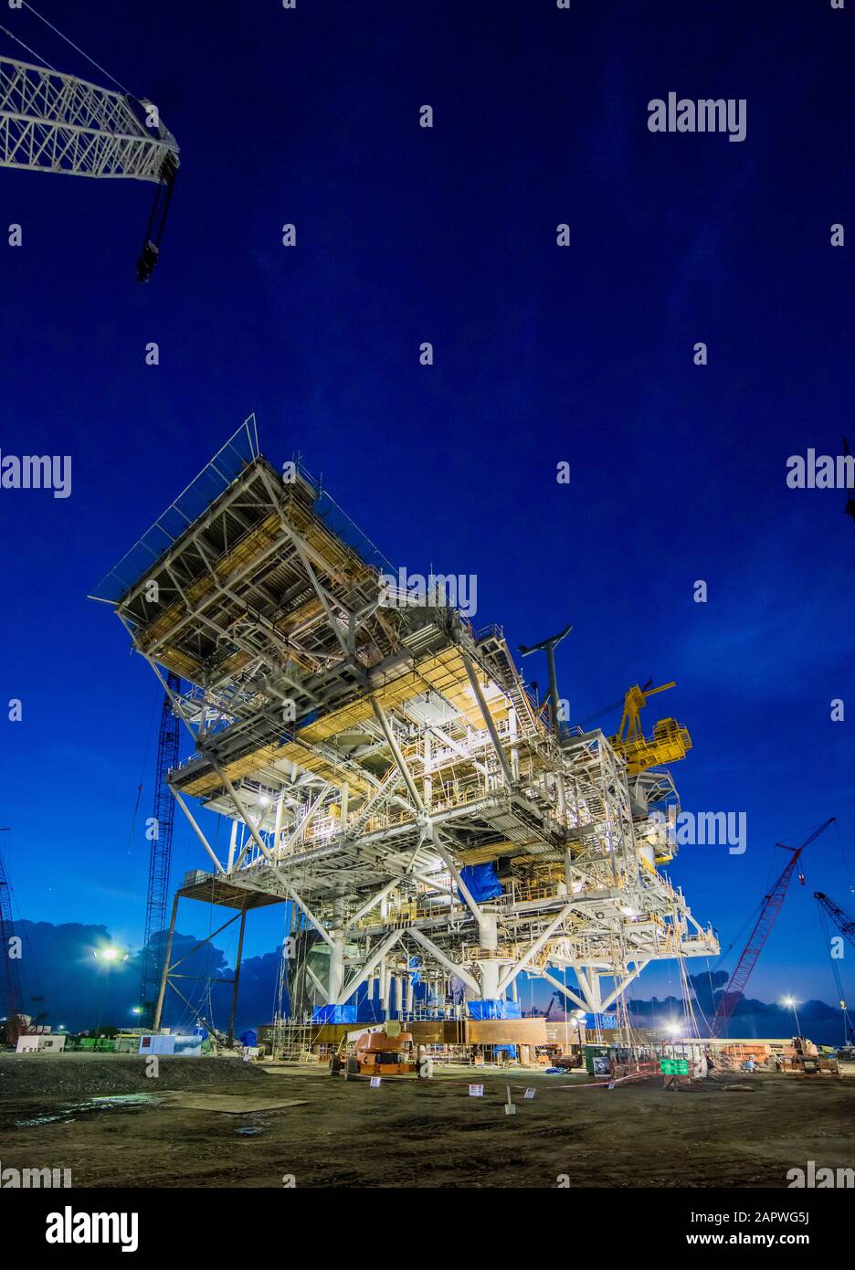 Offshore energy production platform construction Stock Photo - Alamy