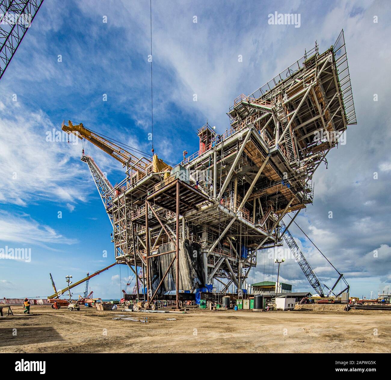 Offshore energy production platform construction Stock Photo - Alamy