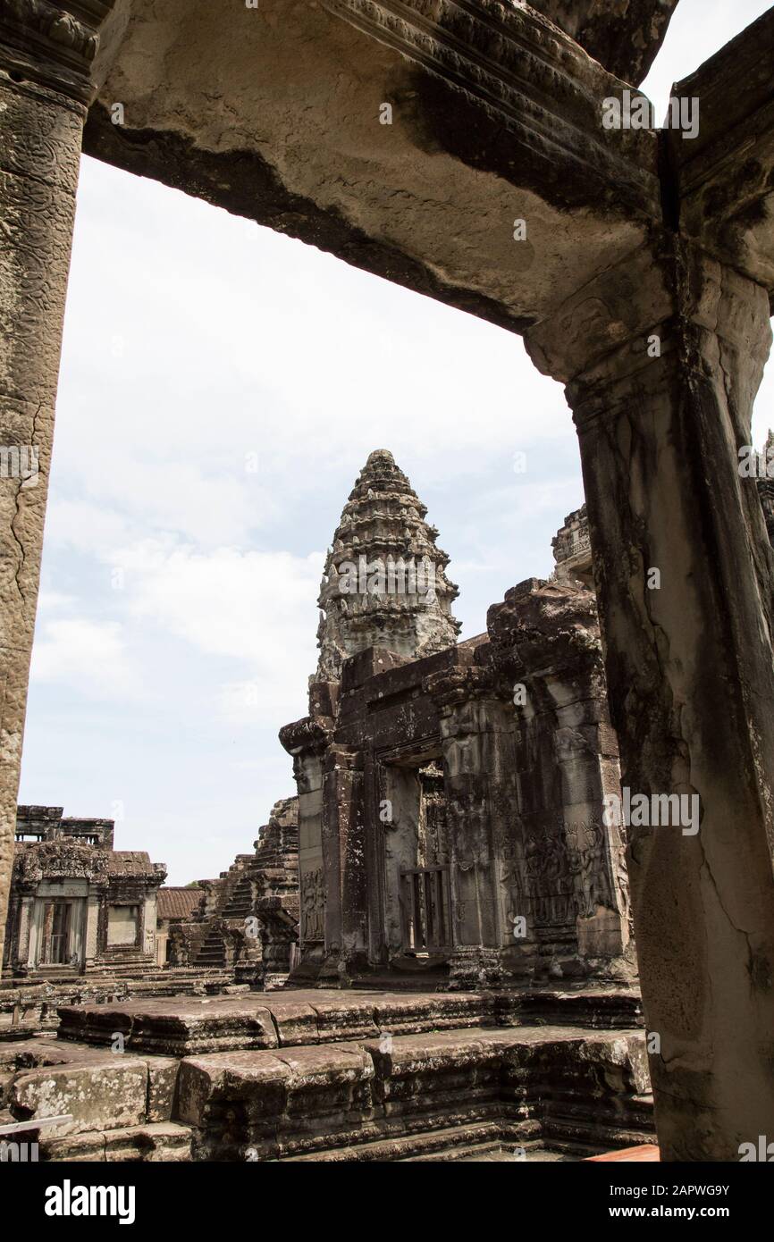 Rock column and inside patio of Angkor Wat ruins Stock Photo - Alamy