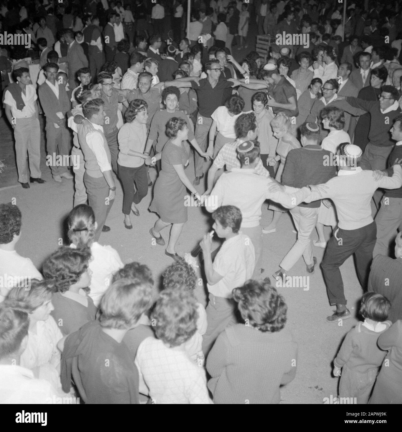 Circle dance jewish Black and White Stock Photos & Images - Alamy