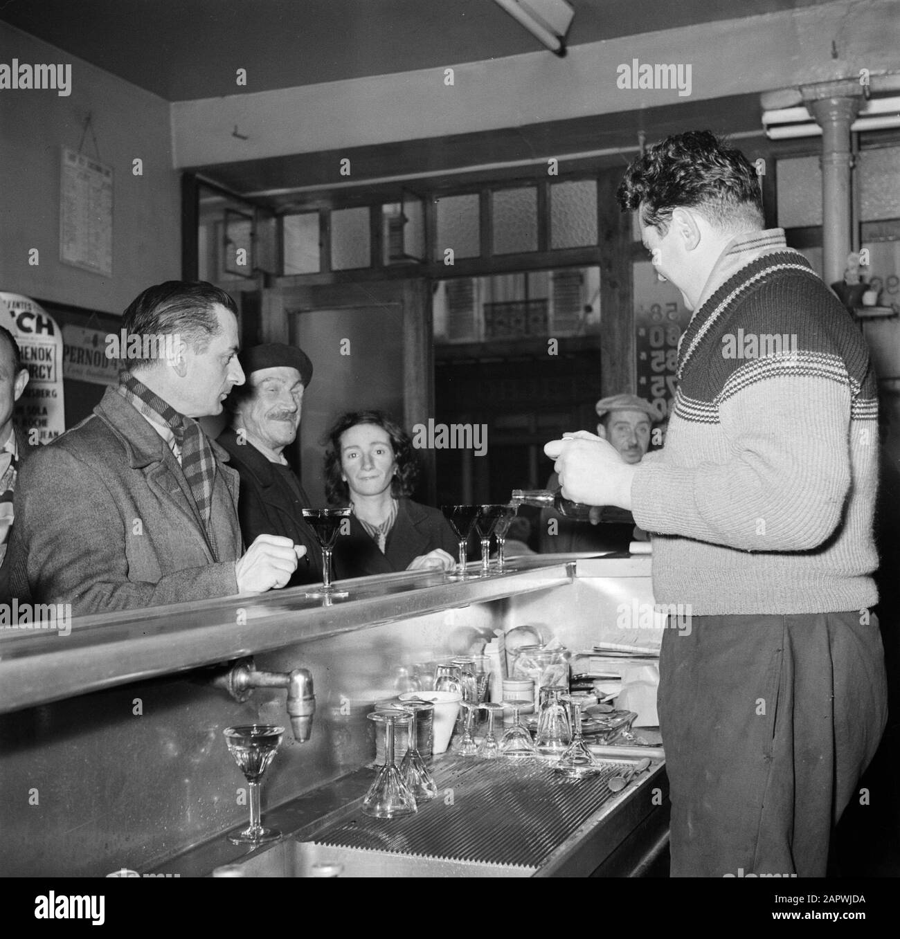 Women bar 1950 hi-res stock photography and images - Alamy