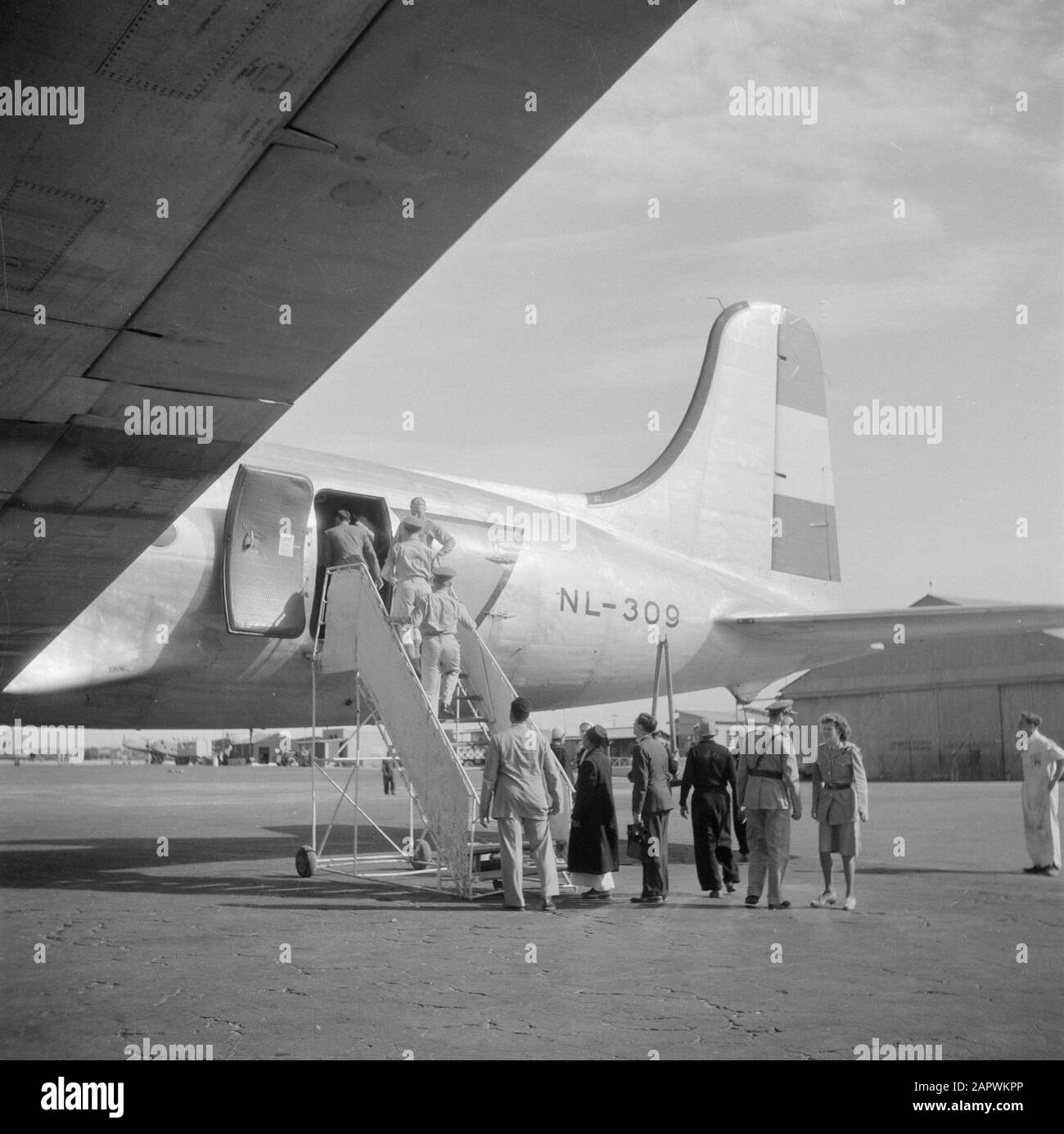 Repatriation Service India Military and civilians board the aircraft in ...