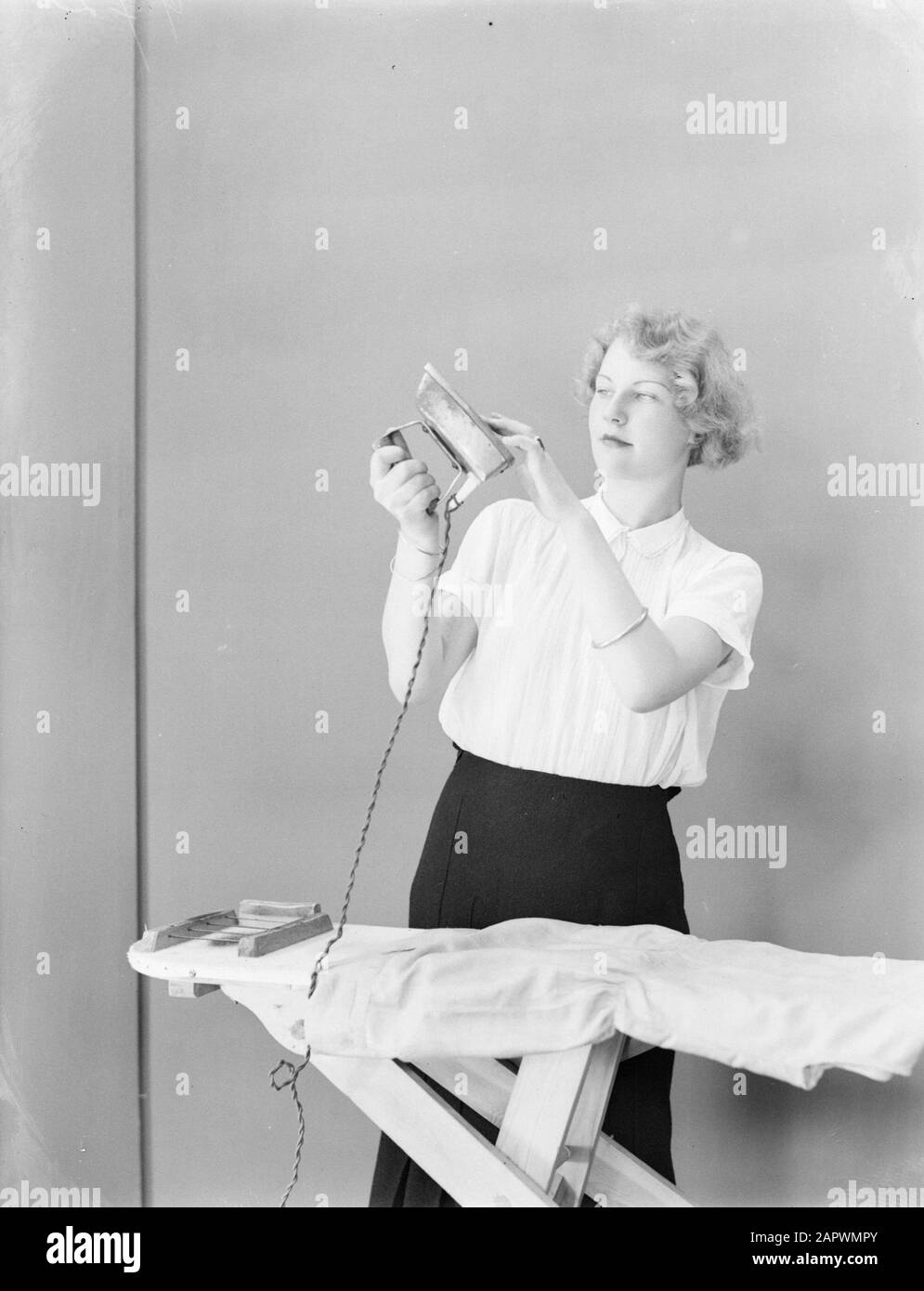 Reportage photo model Model Eva Waldschmidt controls the heat of an ...