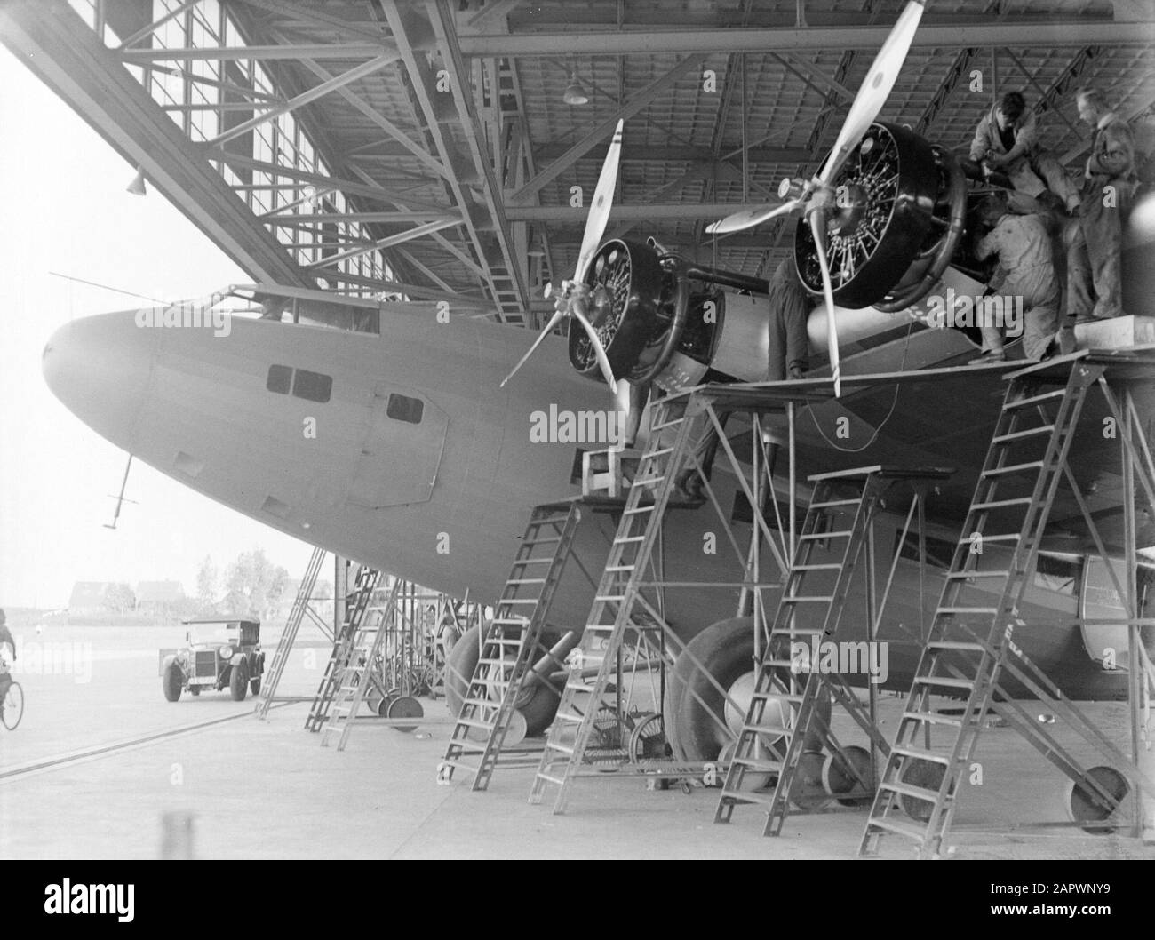 Reportage Schiphol Engineers working on the engines of the aircraft ...