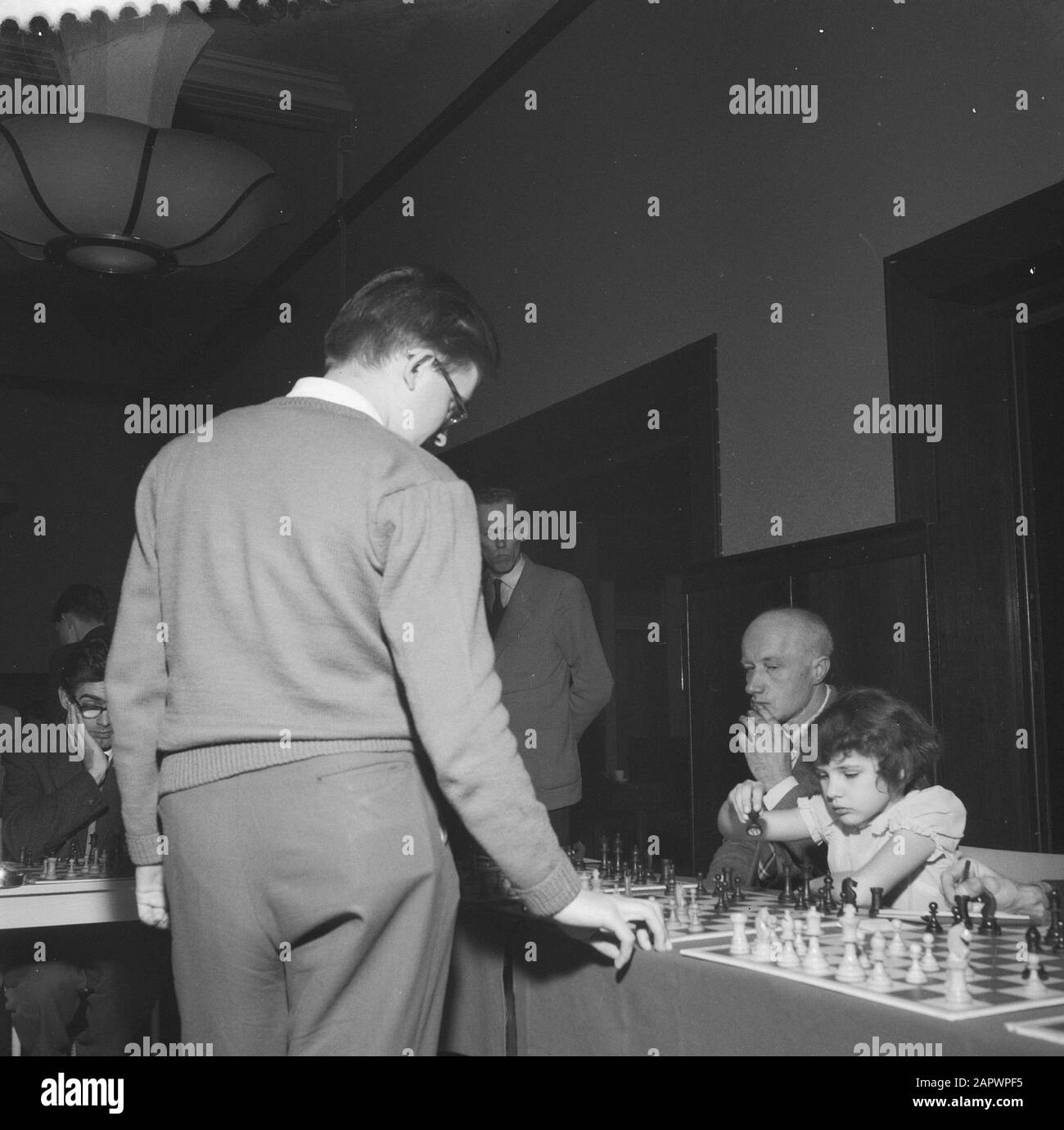 Simultaneous chess competition hi-res stock photography and images - Alamy