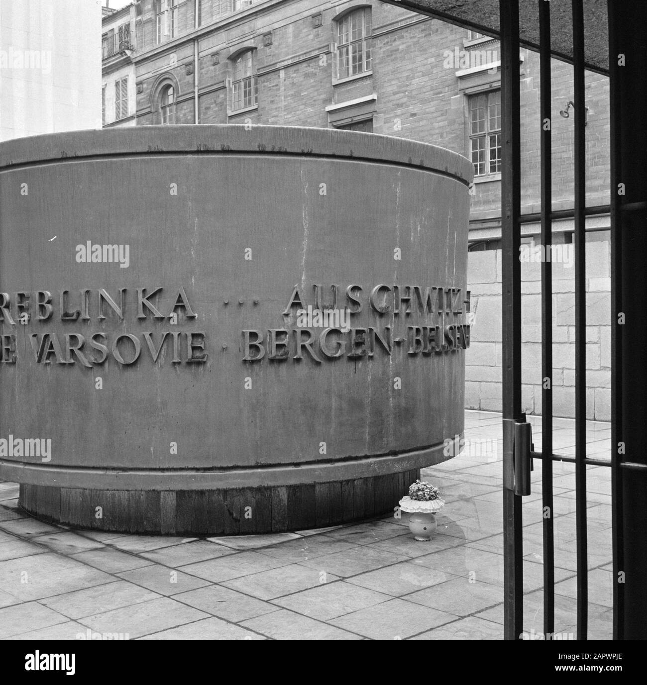 Pariser Bilder [The street life of Paris] Mémorial du Martyr Juif ...