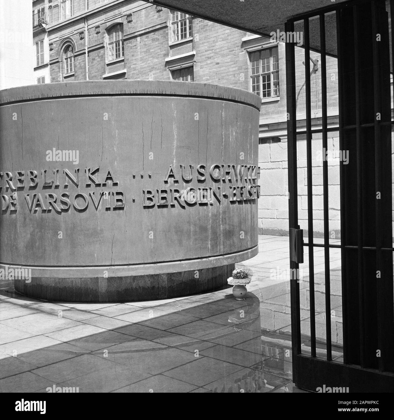 Pariser Bilder [The street life of Paris] Mémorial du Martyr Juif ...