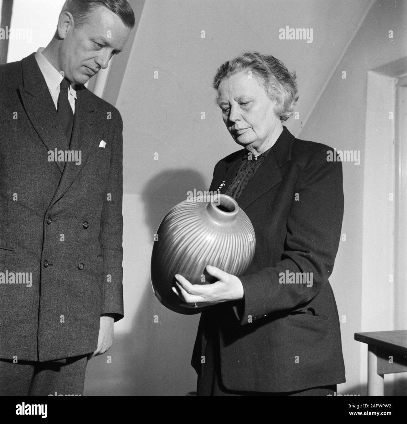 Pottery Saxbo Nathalie Krebs and an unknown man viewing a vase Date ...