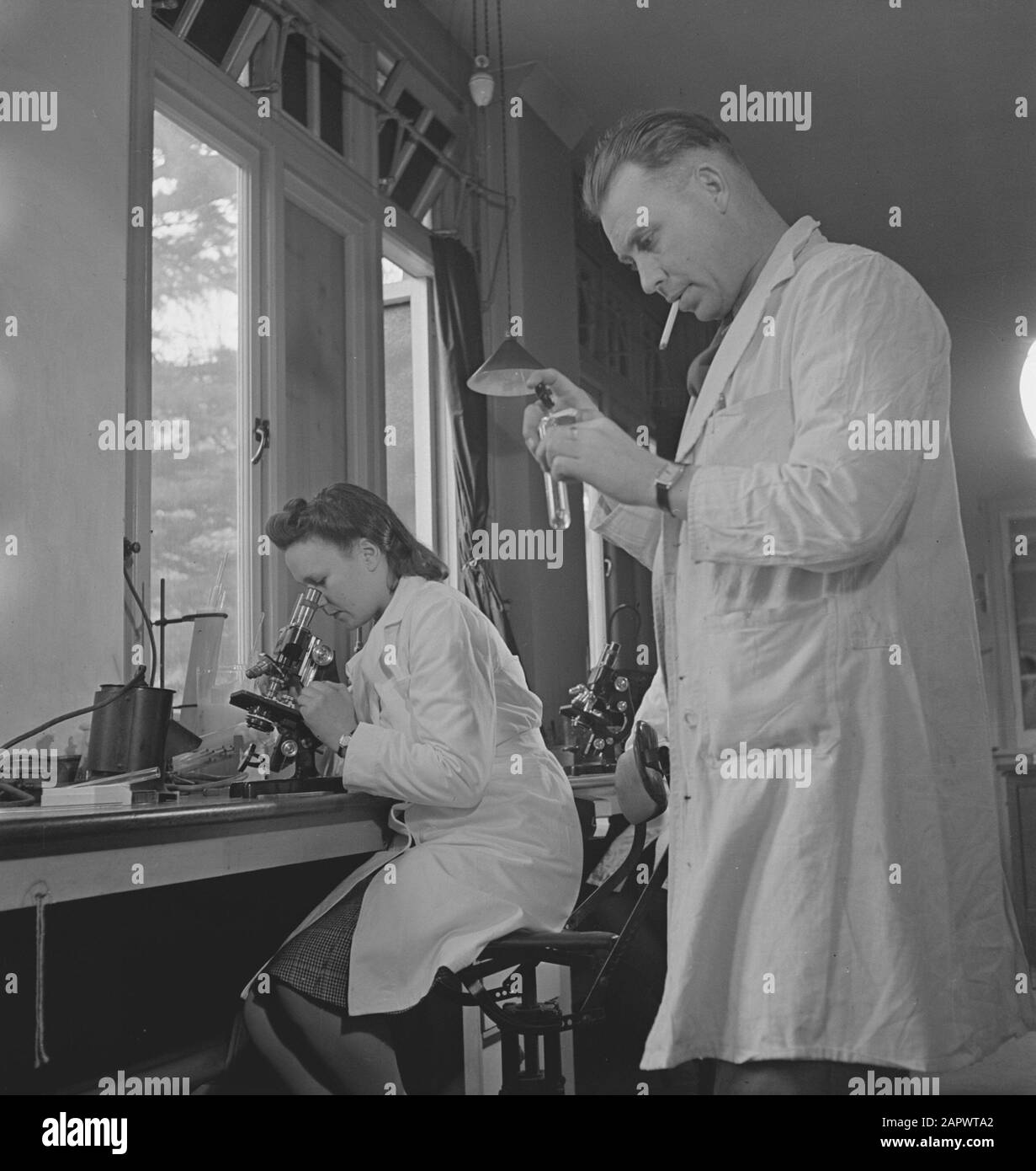 In 1944 laboratory england hi-res stock photography and images - Alamy