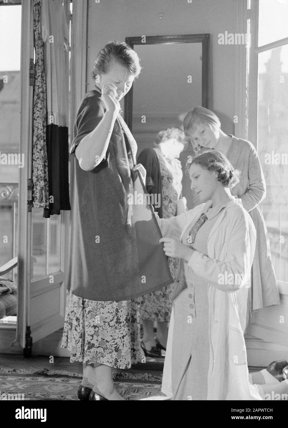 Midinettes [Hans en Renée] Nell Langlais poses with her daughters. Hans ...
