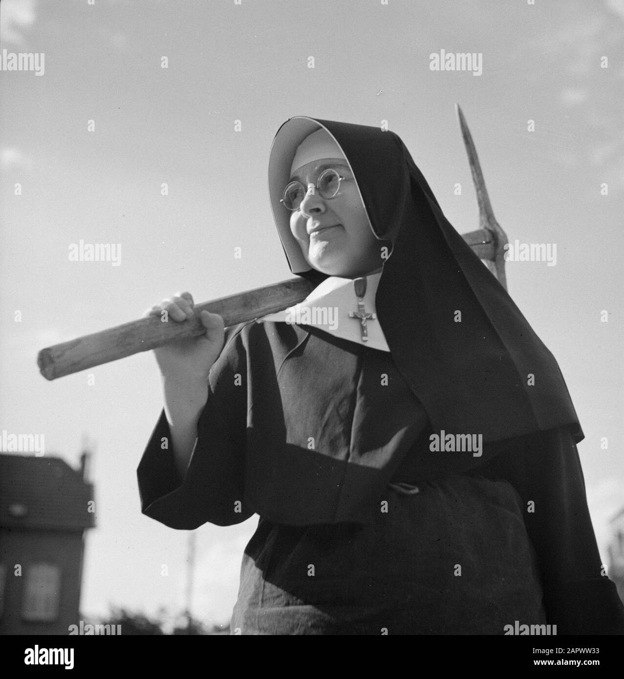Rebuilding of a nunnery Non with pickaxe on the shoulder Date: 1940 ...