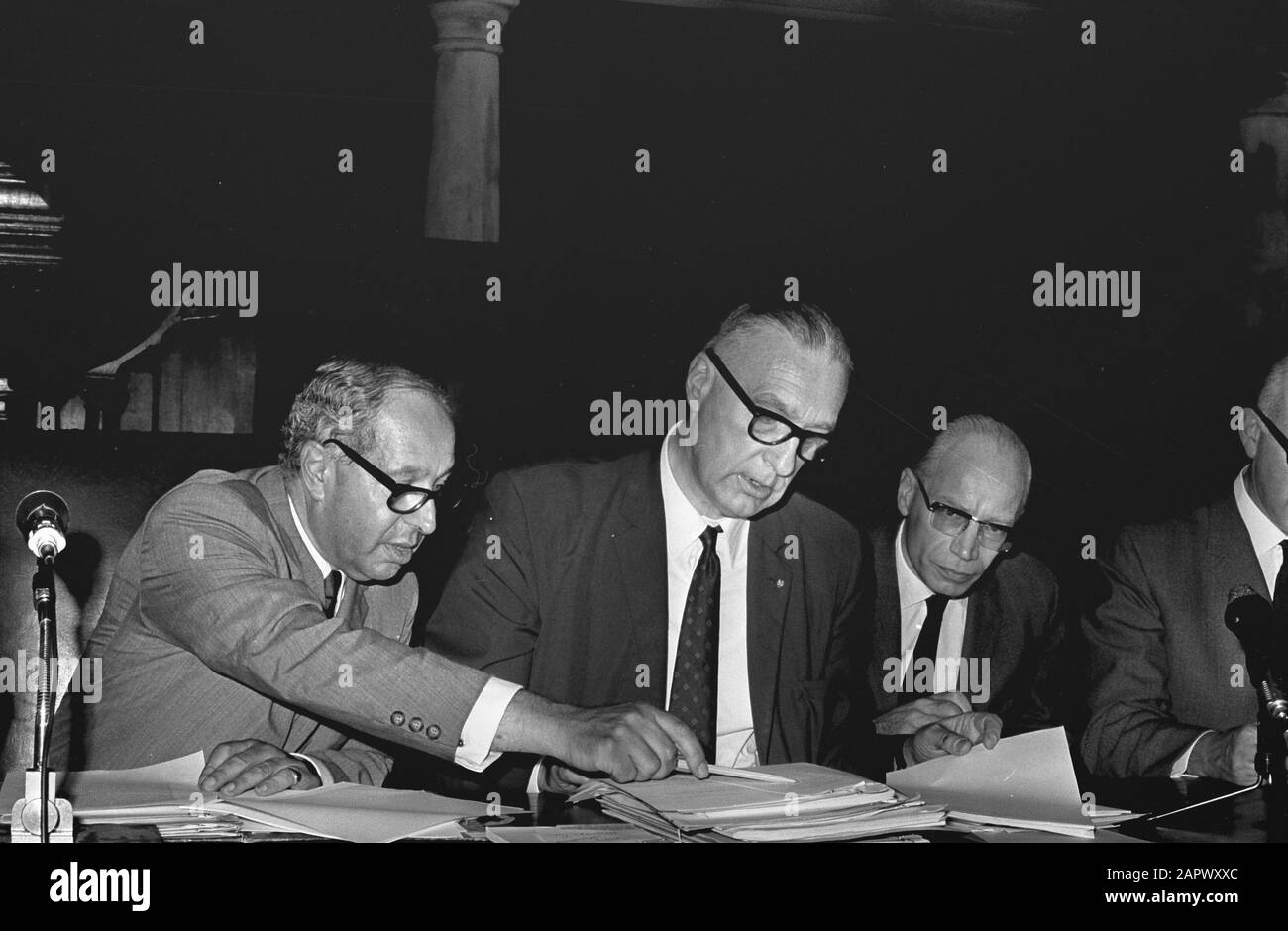 Openb. employe. of the Senate of the Amster. University as opening ...