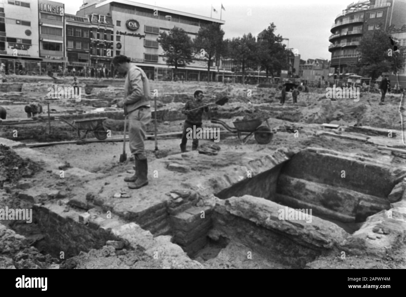 Excavations castle at Vreeburg in Utrecht Date: June 2, 1976 Location ...