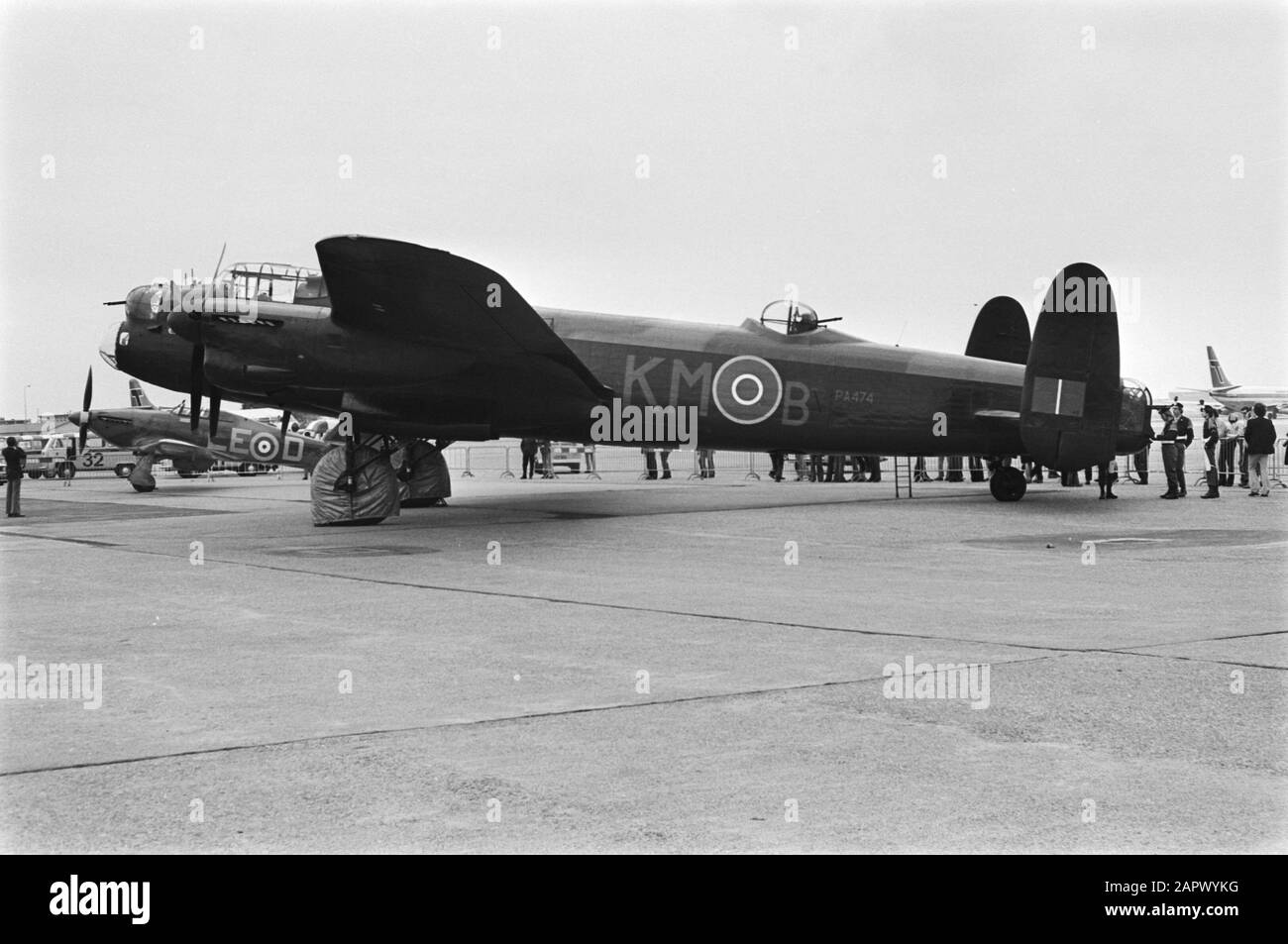 Old RAF aircraft at Schiphol; Lancaster bomber at Schiphol Date: 5 May ...