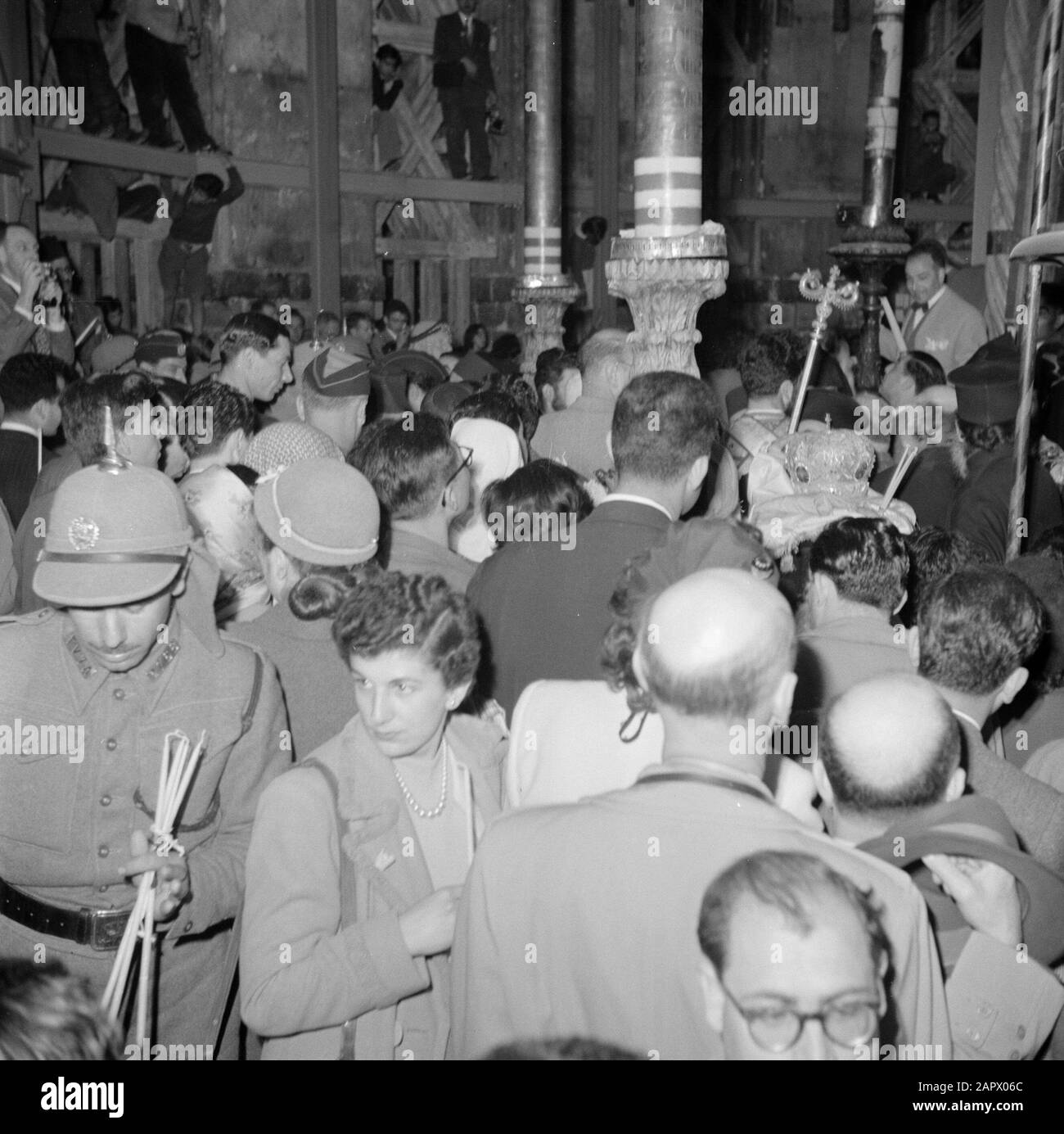 Middle East 1950-1955: Jerusalem Easter celebration. Believers in the ...