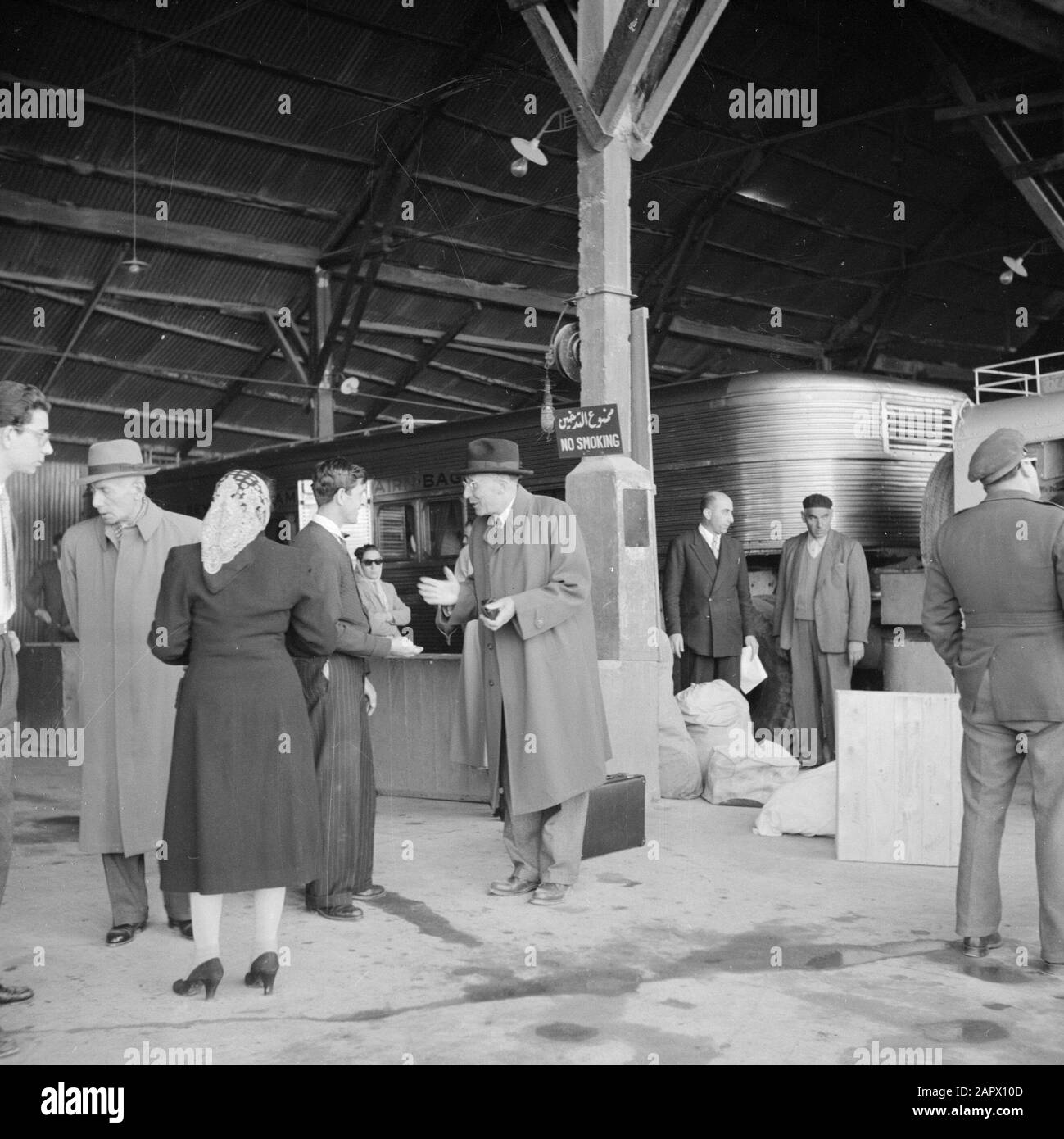 Damascus bus station Black and White Stock Photos & Images - Alamy