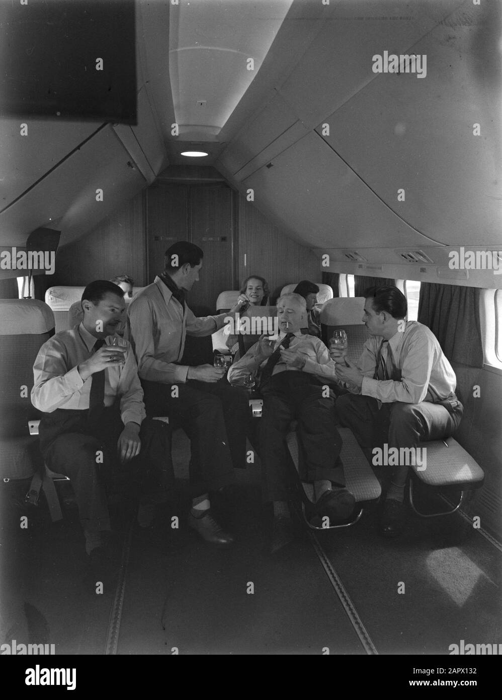 Passengers on plane 1950 Black and White Stock Photos & Images - Alamy