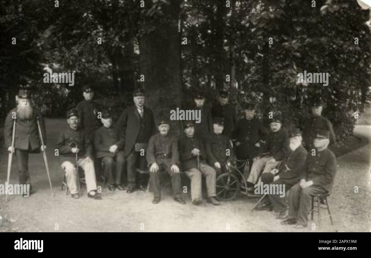Dutch Army, KNIL (KN.I.L.). Group photo in the garden of residents of ...