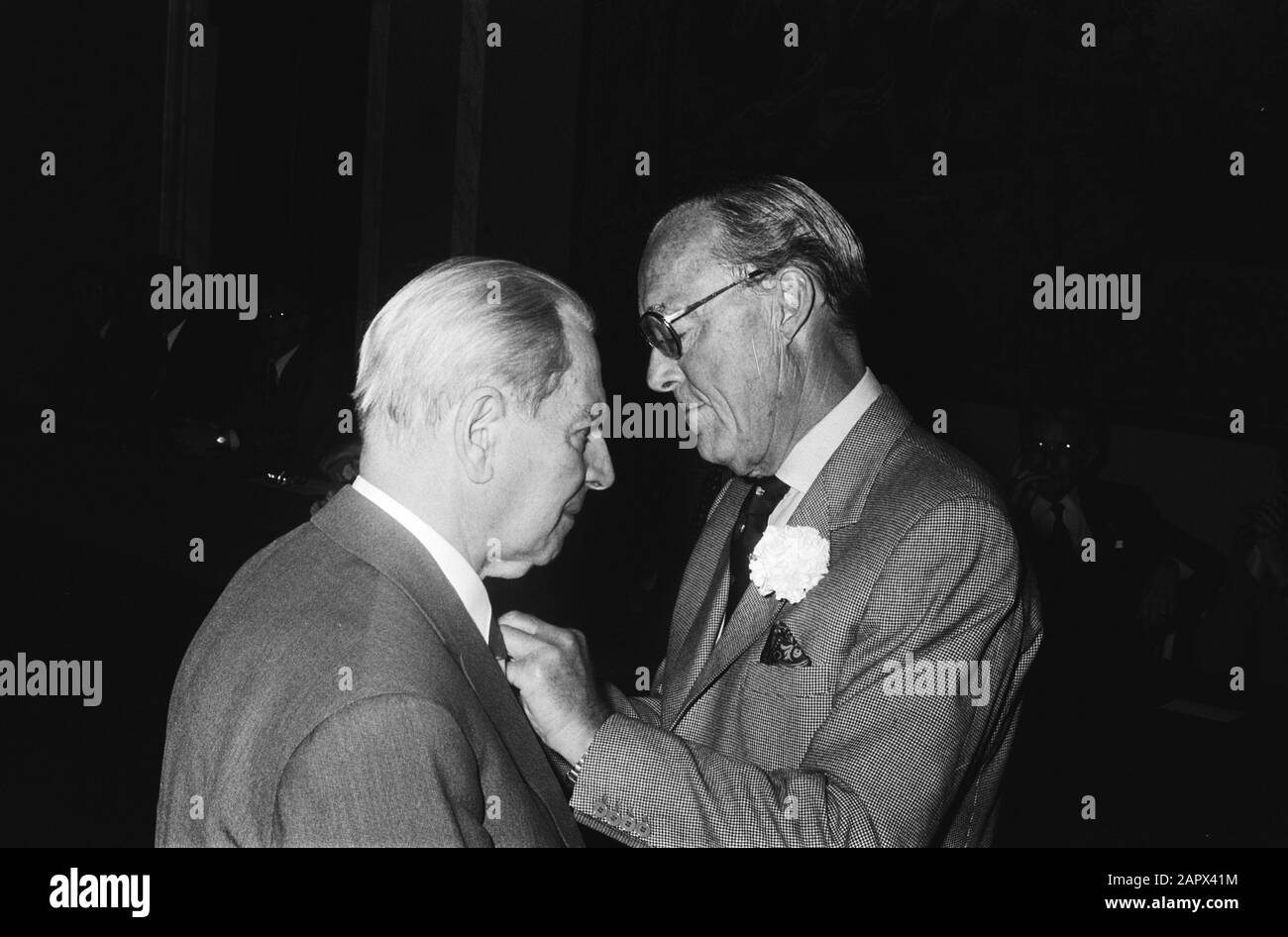 Prins Bernhard presents silver carnations; Bernhard hands out silver ...