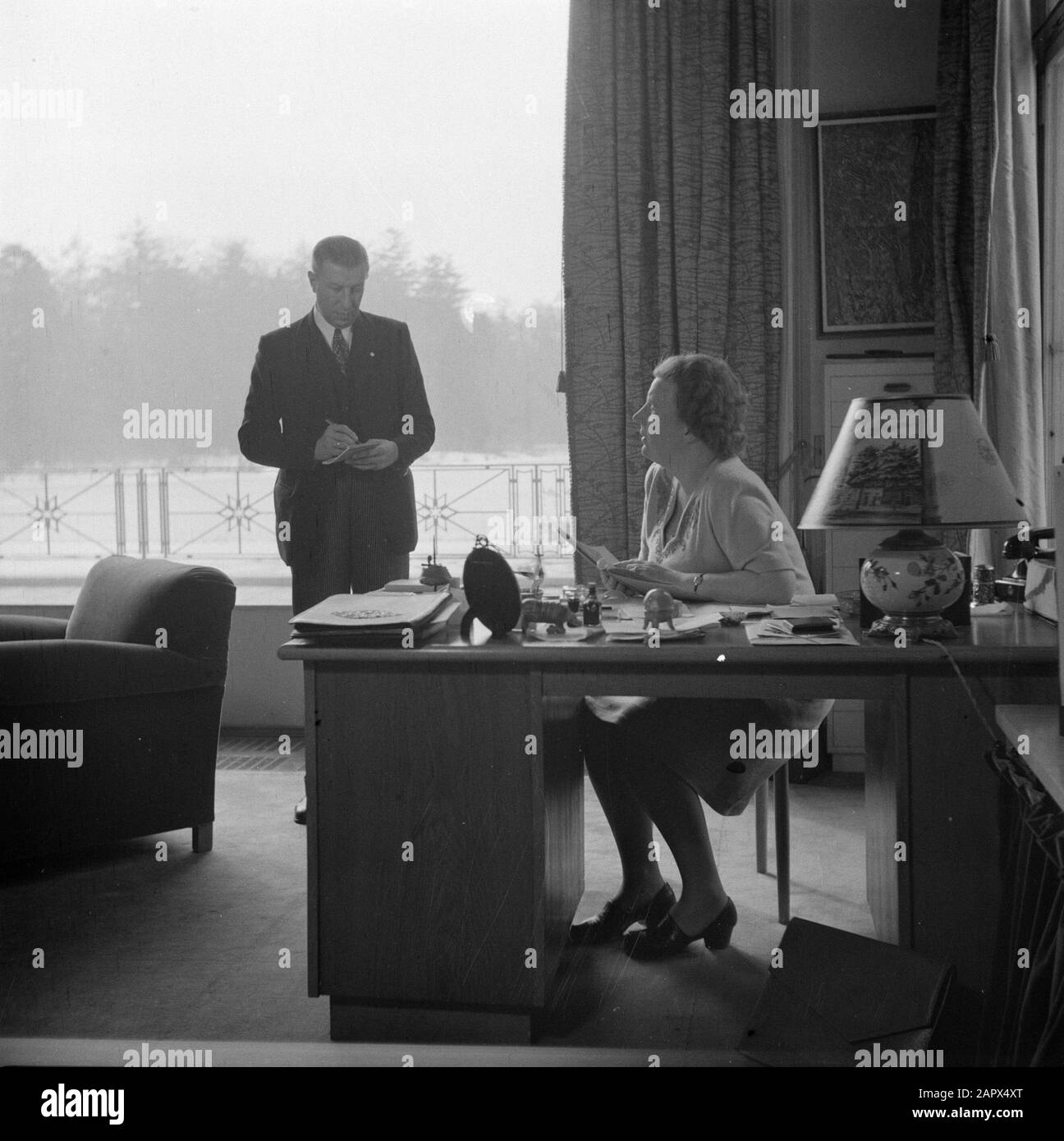 The royal family at palace Sostdijk Princess Juliana behind her desk in ...
