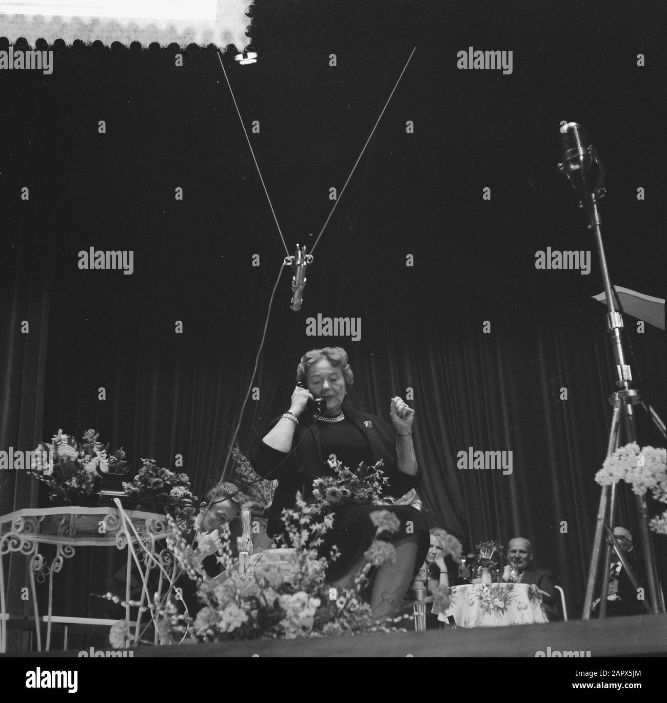 Recording This is your life, Jo Vincent calls Julia Culp Date: February 17, 1960 Keywords: Phone ...