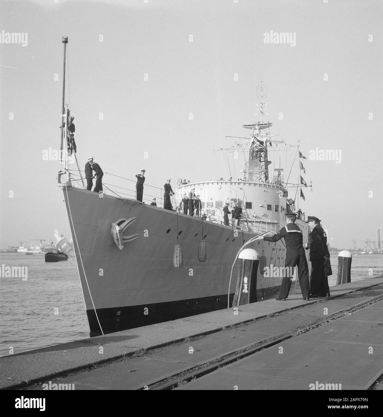 English fleet visit to Amsterdam, arrival 2 English frigate Hr. Ms. Dan ...