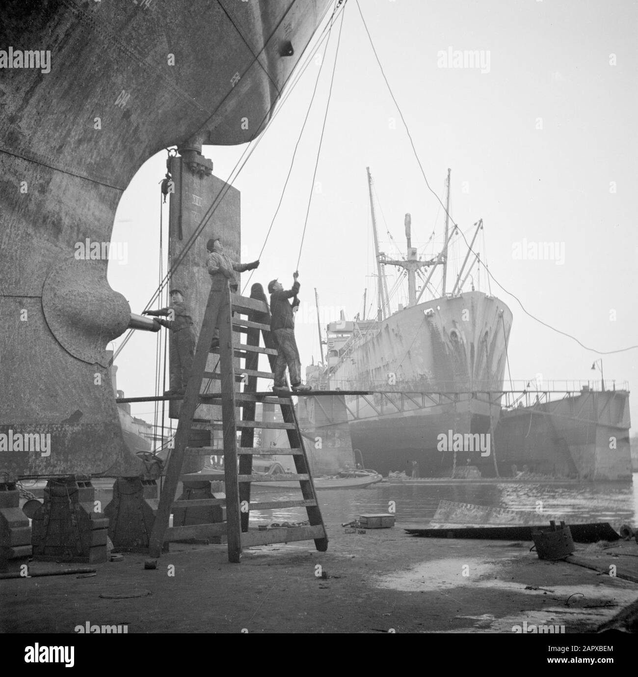 Workers on ship repair yard hi-res stock photography and images - Alamy