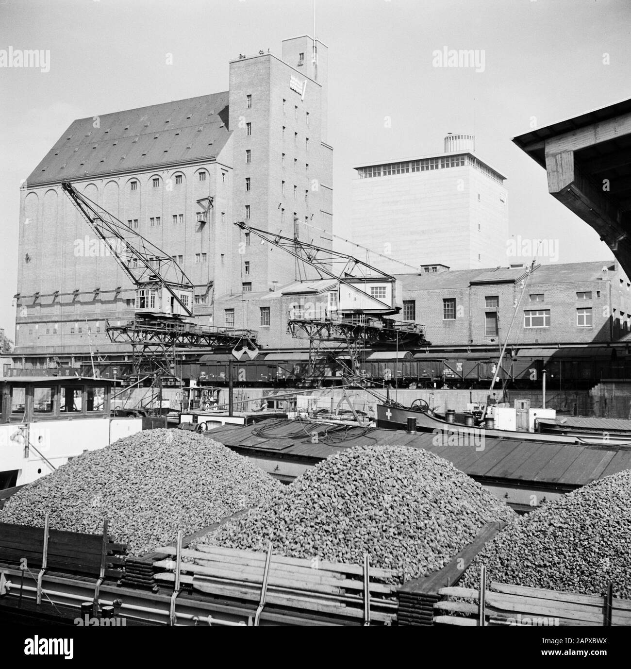 Ship loading platform Black and White Stock Photos & Images - Alamy