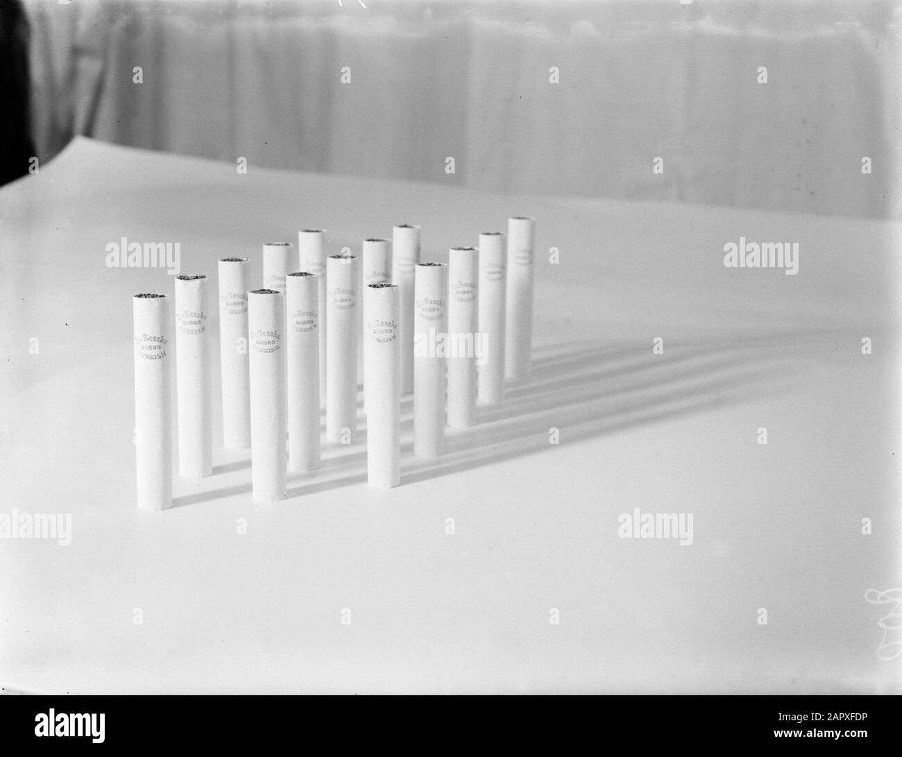 Five cigarettes hi-res stock photography and images - Alamy