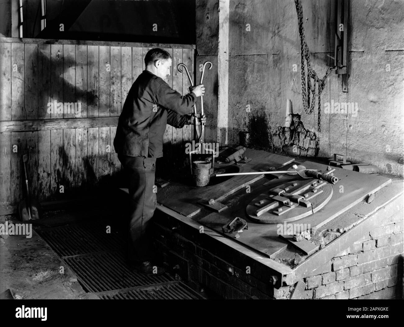 Metal melting pot hi-res stock photography and images - Alamy