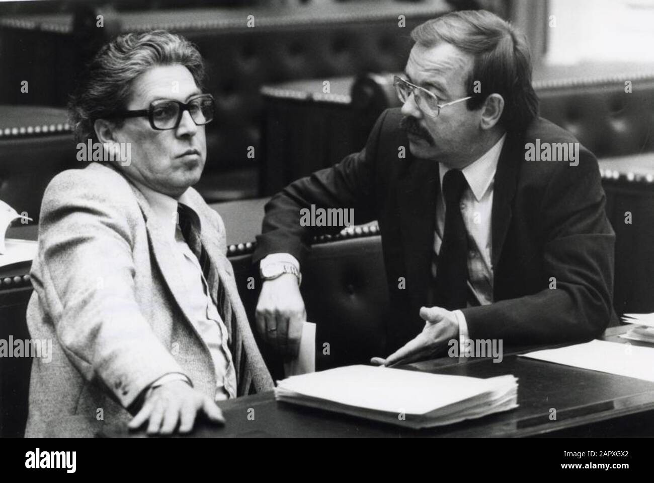 Conversation v d hi-res stock photography and images - Alamy