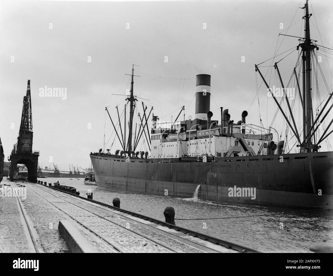 Steamships in port hi-res stock photography and images - Alamy
