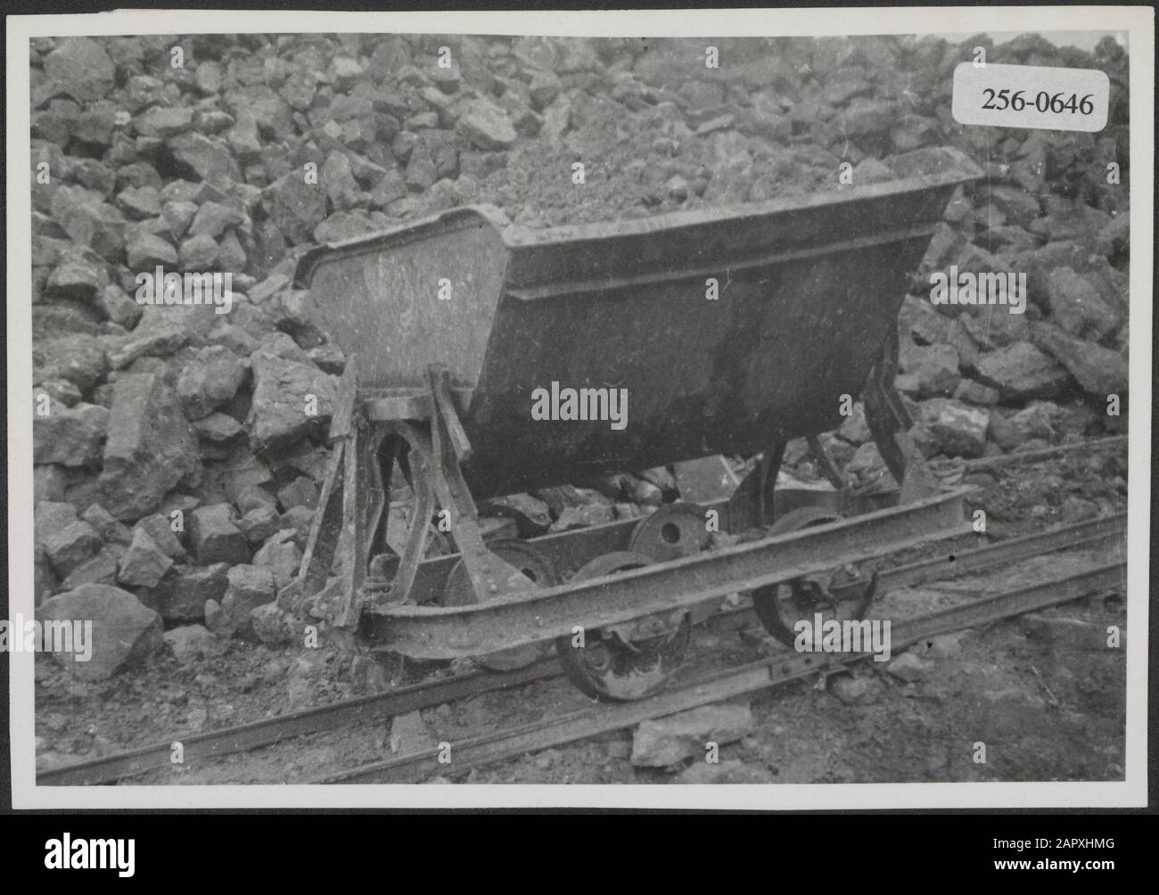 Tipping carts Support for stopping tipping carts on an inclined track ...
