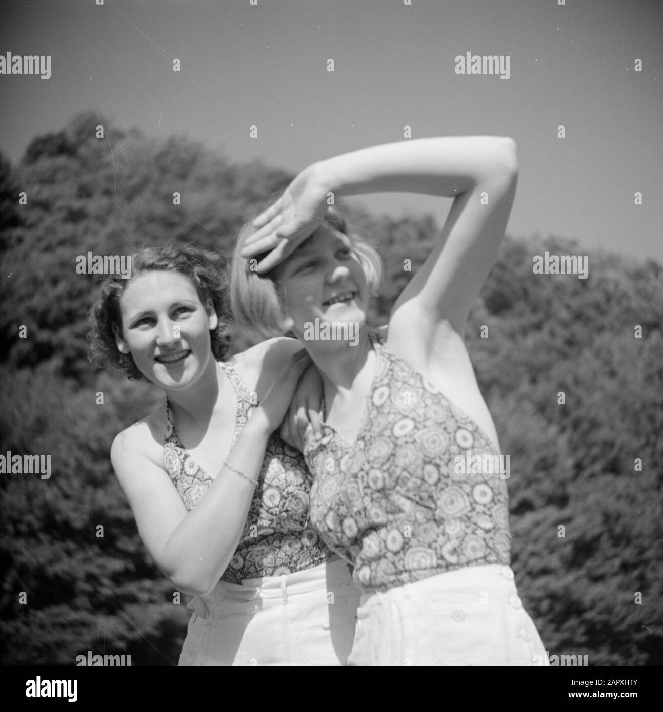 Family photos Stefdaughters Renée en Hans looking at the sun Date: 1939 ...