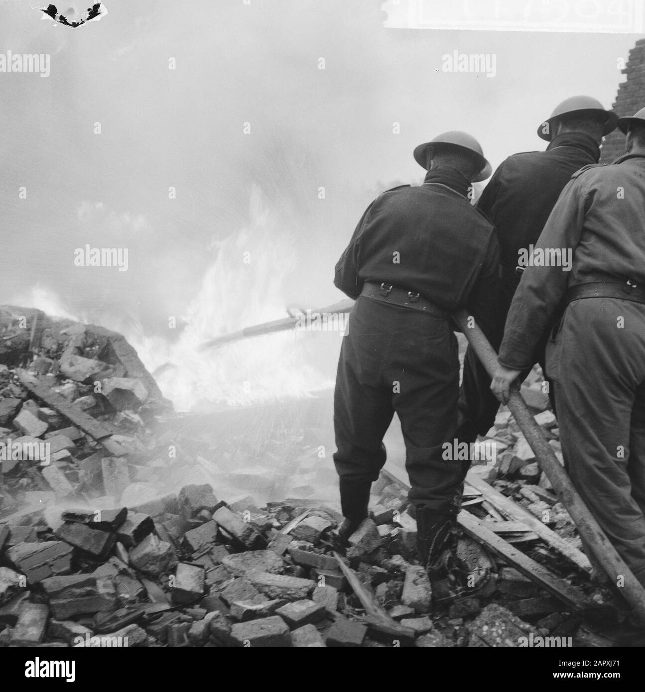 Mission Trouw, demonstration mobile column, fighting oil fire with foam ...
