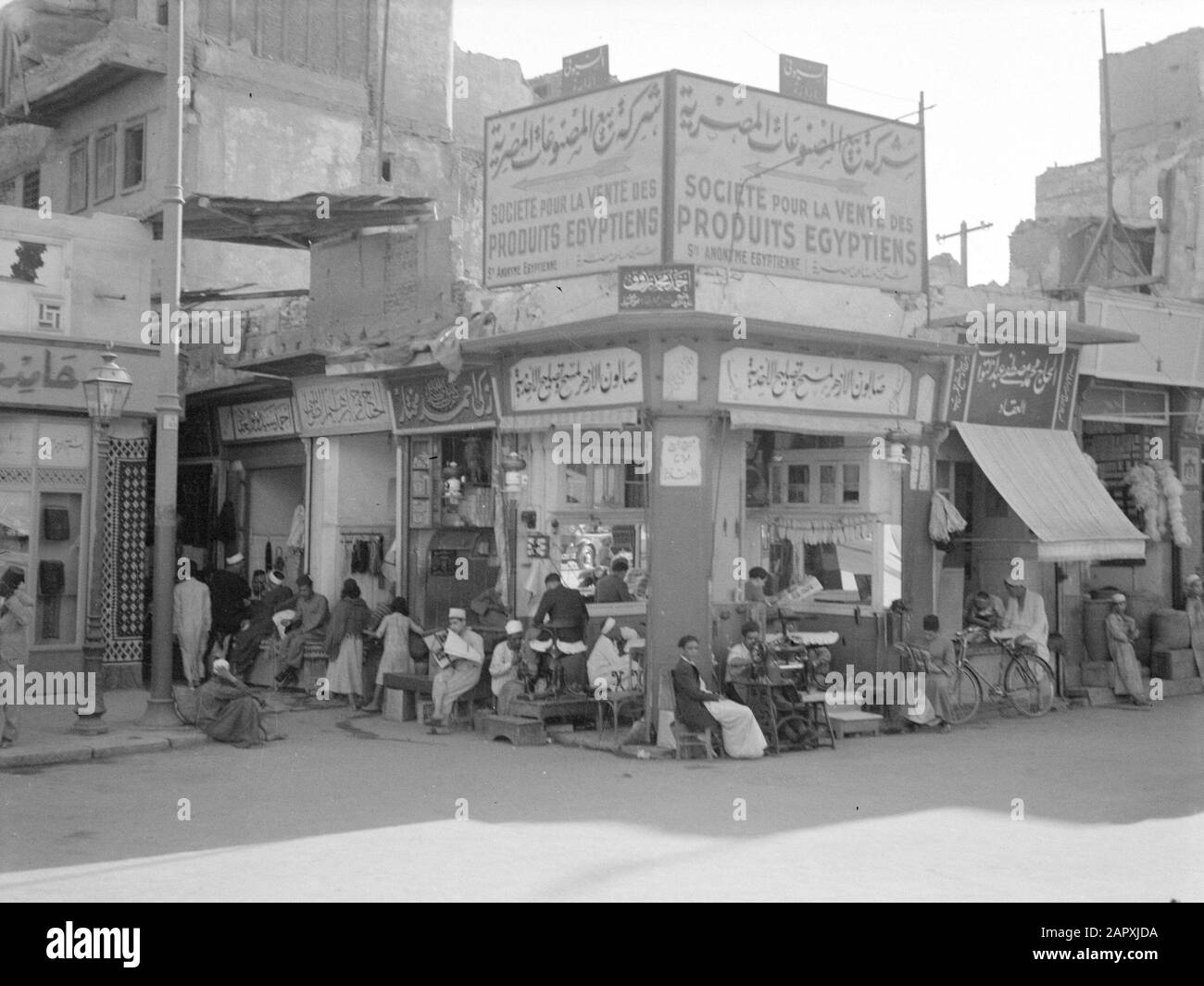 Middle East 1950-1955: Egypt Street statue in Cairo Date: 1950 Location ...