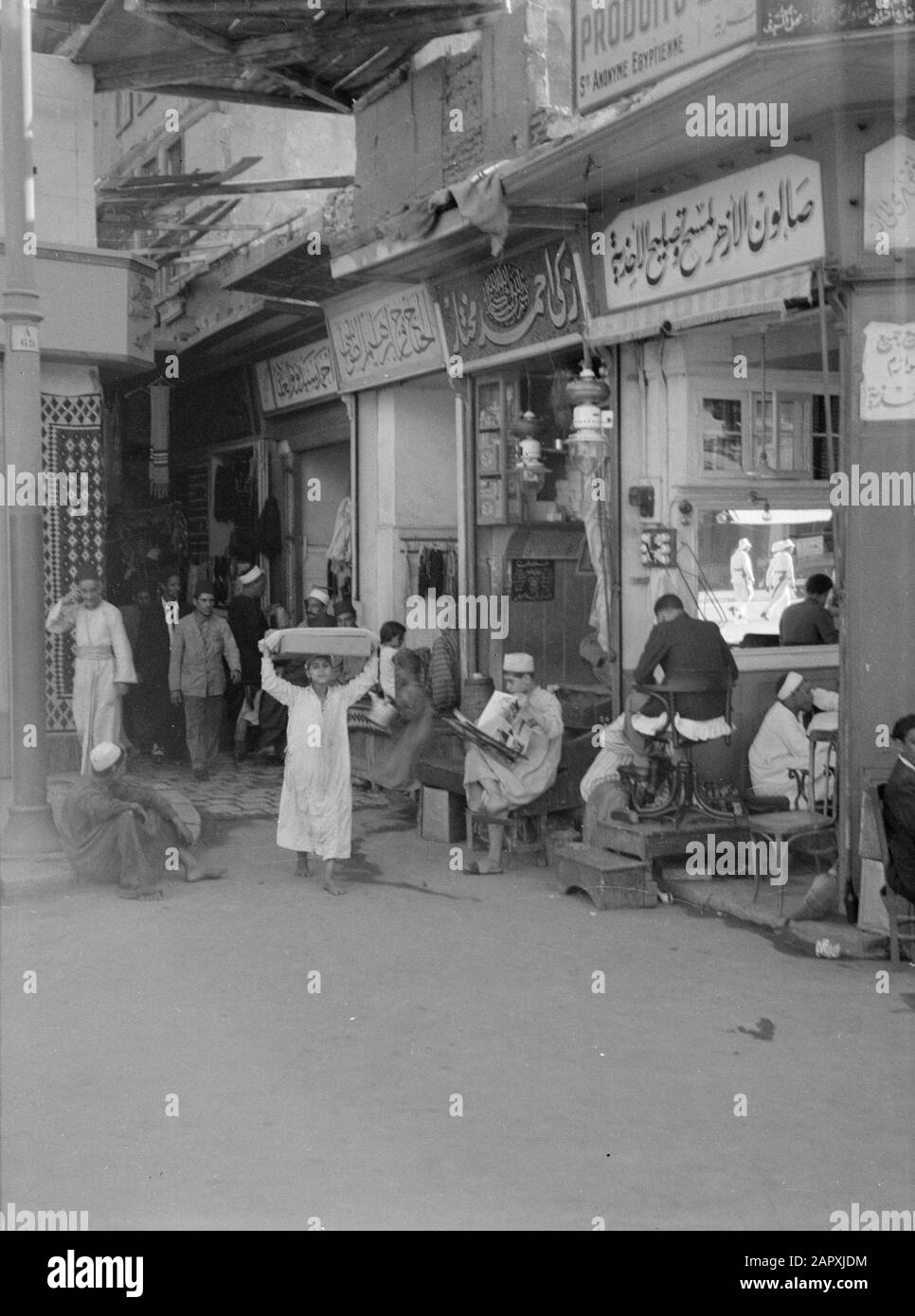 Middle East 1950-1955: Egypt Street statue in Cairo Date: 1950 Location ...