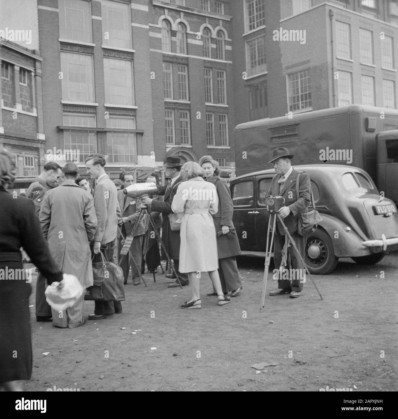 Photographers on location Black and White Stock Photos & Images - Alamy