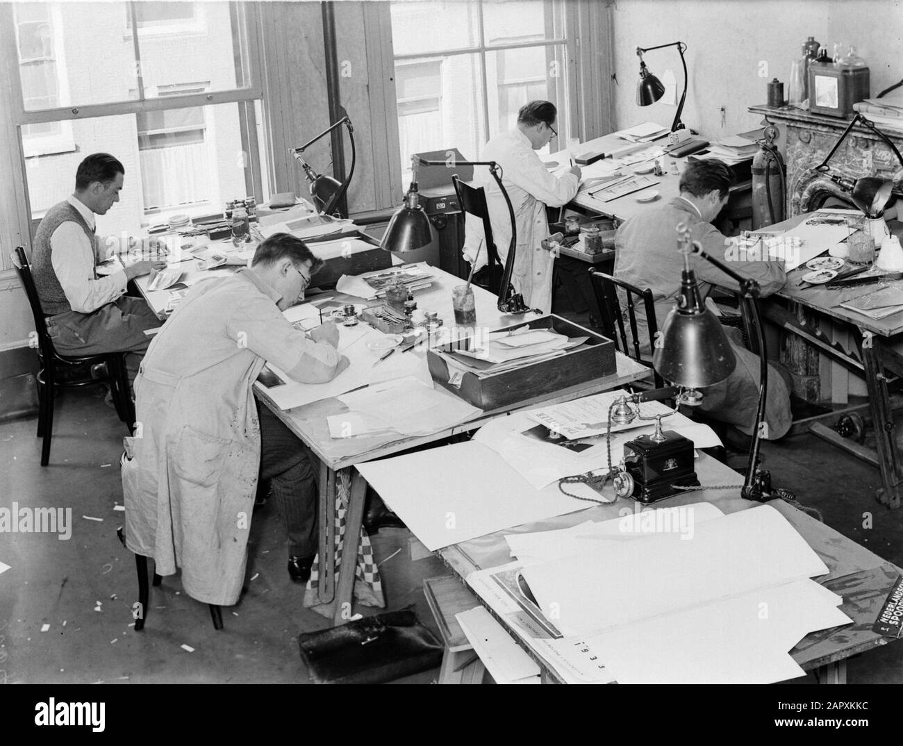Reportage Nijgh en Van Ditmar Draughters in drawing room Date: 1933 ...