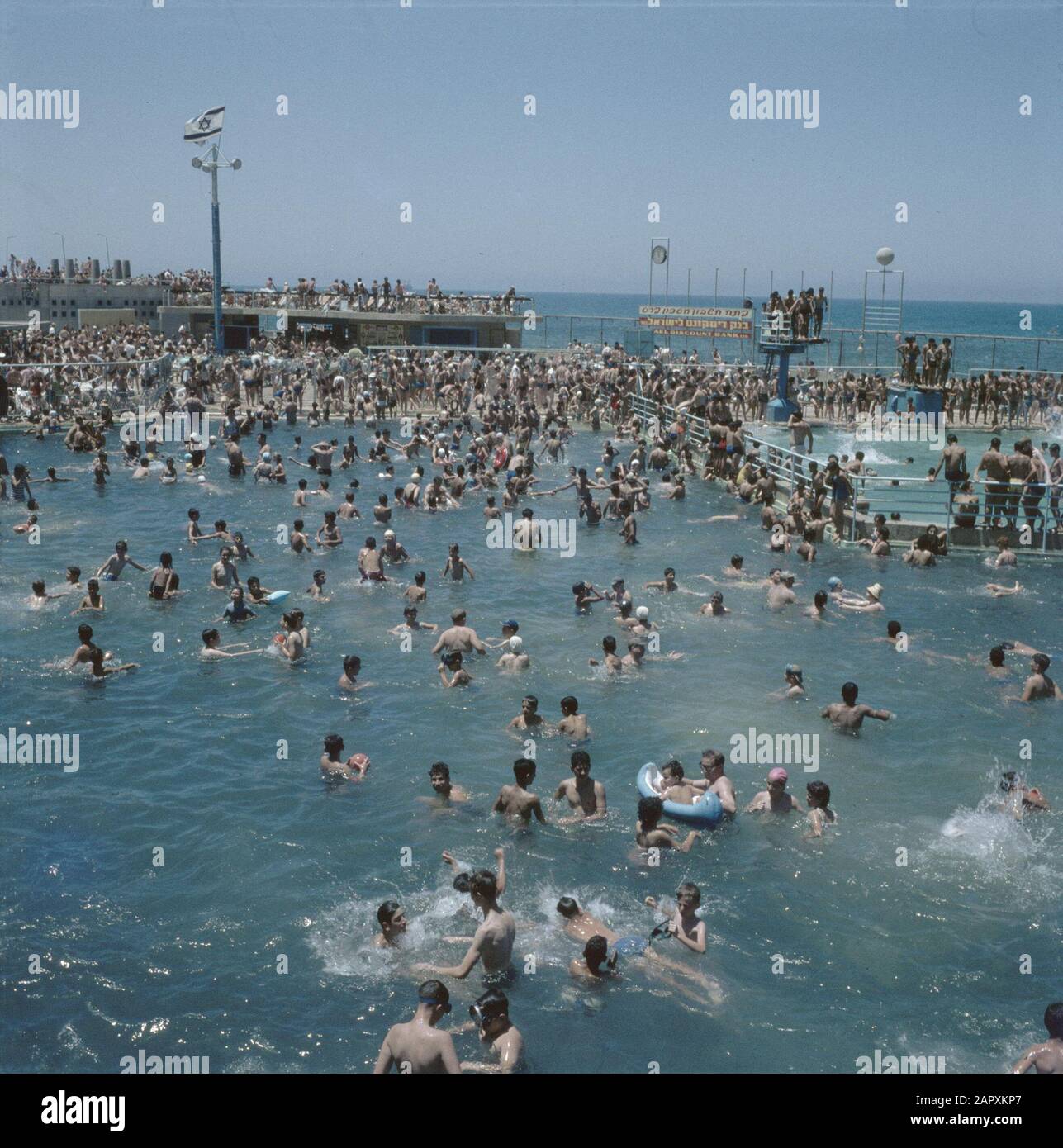 Overcrowded swimming pools hi-res stock photography and images - Alamy