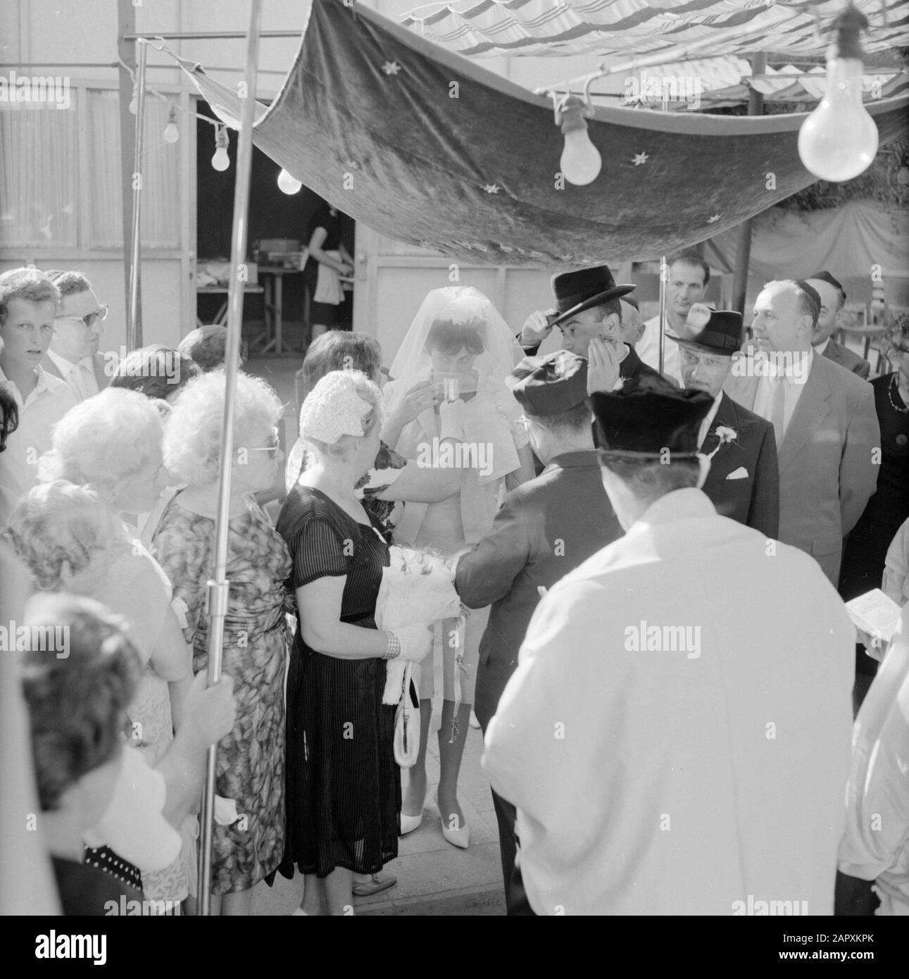 The veiled bride hi-res stock photography and images - Alamy