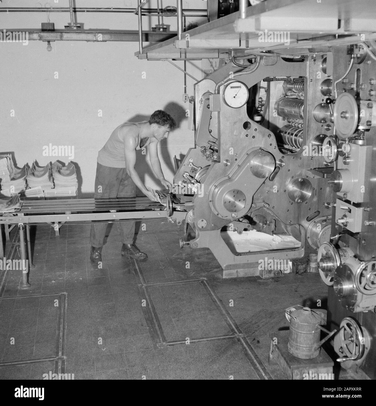 Newspaper worker printing press hi-res stock photography and images - Alamy