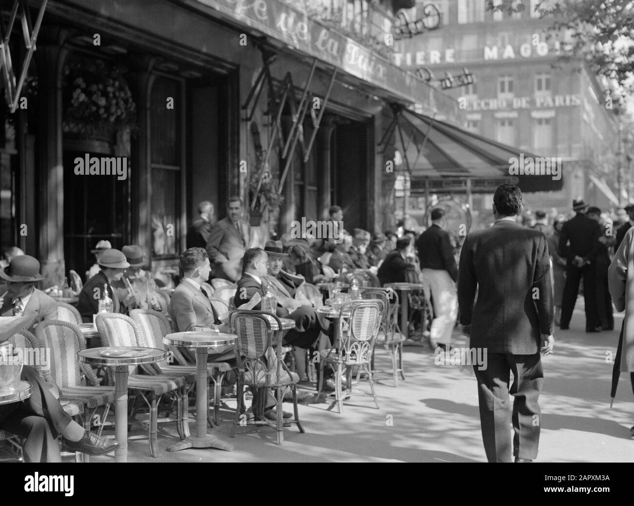 Paris 1930s terrace hi-res stock photography and images - Alamy