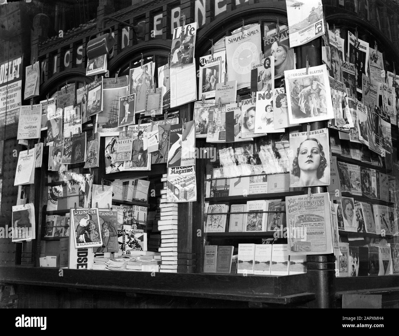 Magazine kiosk Black and White Stock Photos & Images - Alamy
