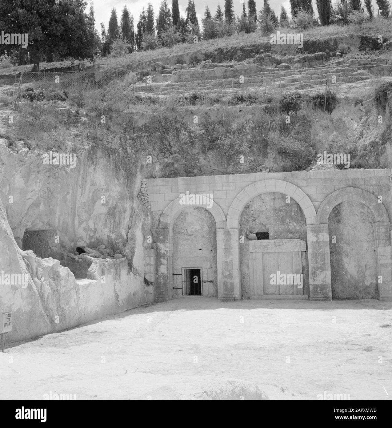 Cave gates hi-res stock photography and images - Alamy